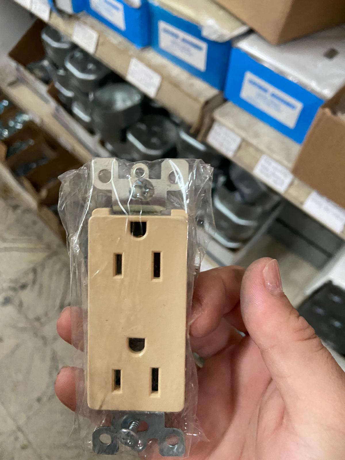 Receptáculo 15a crema decora - Ferreteria Caraballo